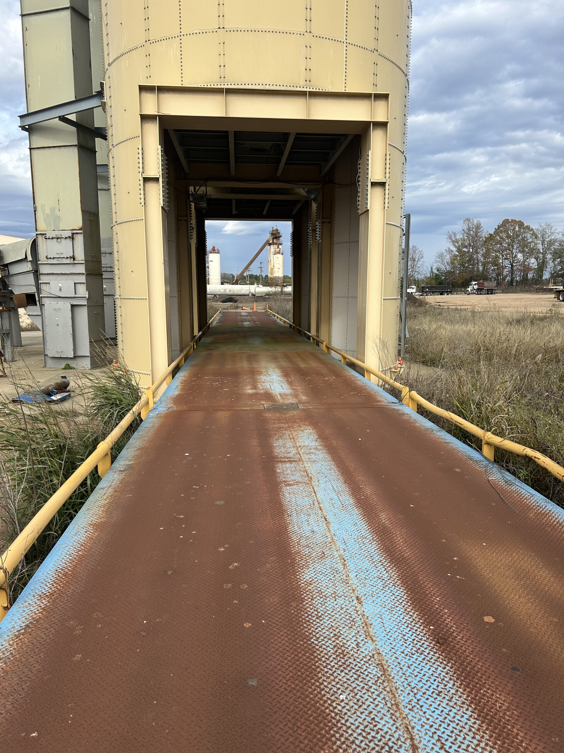 SOLD! Two 1000-Ton Silos Available with or without the Loadout System ...