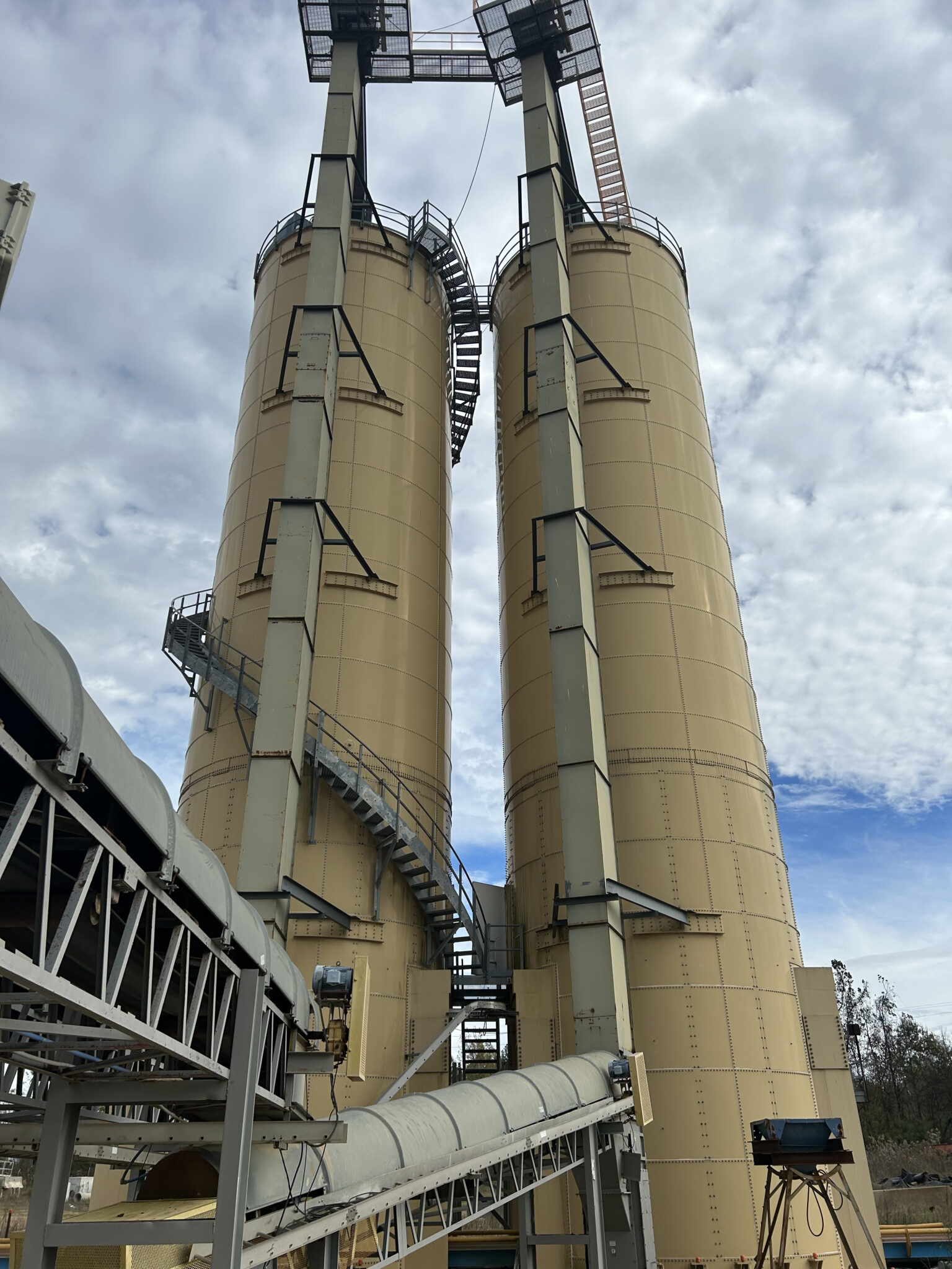 SOLD! Two 1000-Ton Silos Available with or without the Loadout System ...