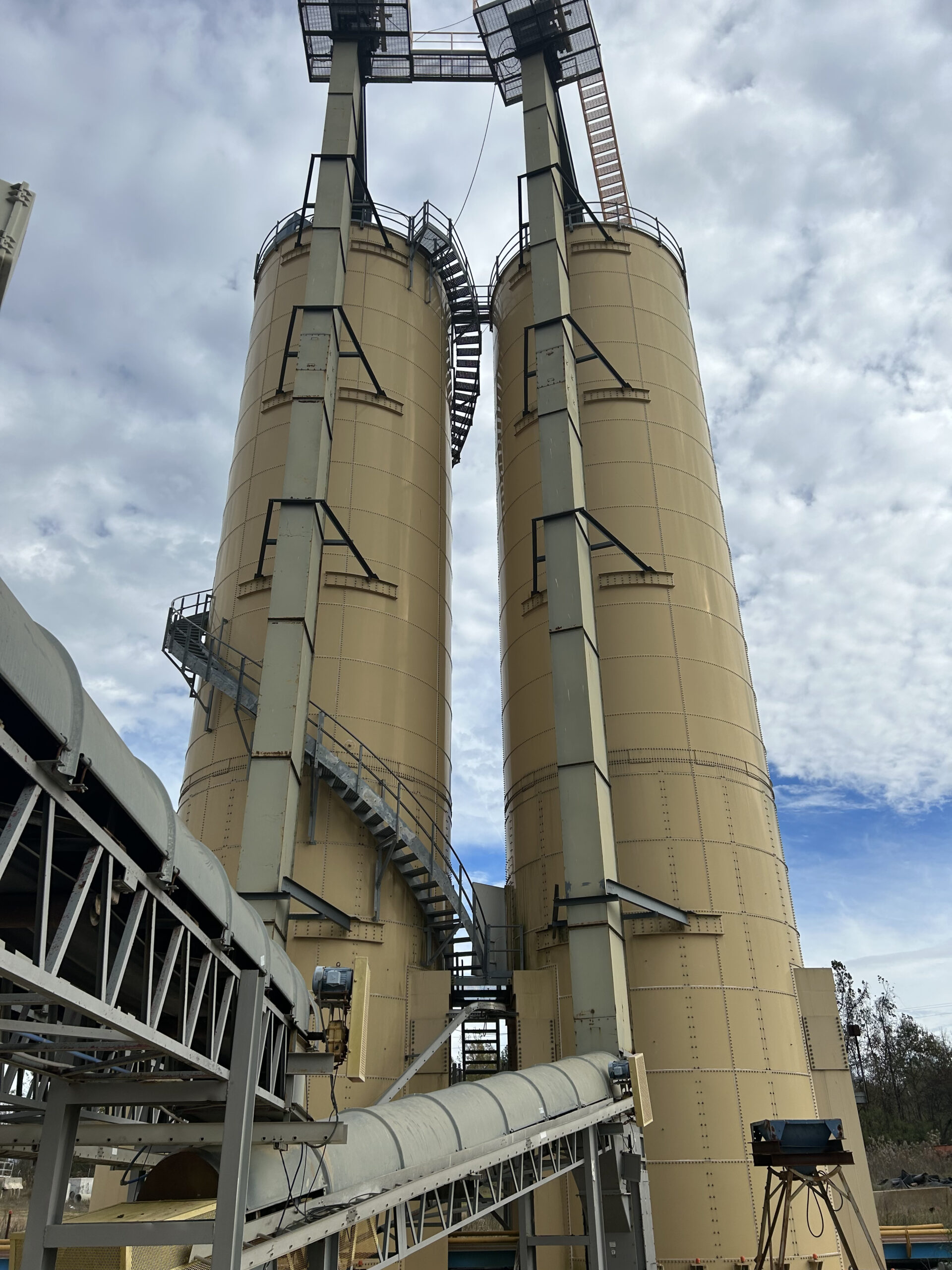 SOLD! Two 1000-Ton Silos Available with or without the Loadout System ...